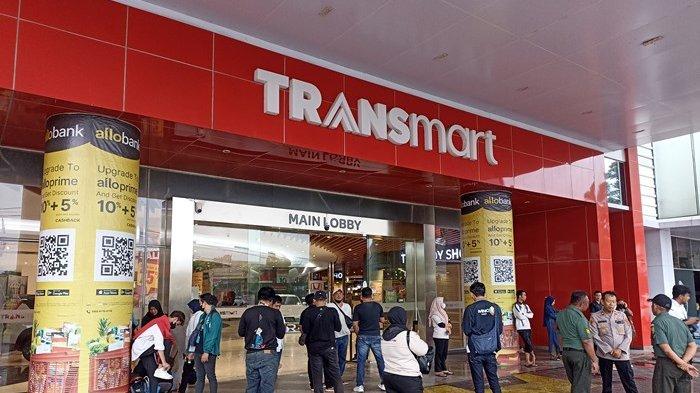BREAKING NEWS: Atap Plafon Transmart Pangkalpinang Ambruk, Polisi Lakukan Olah TKP - Bangkapos.com