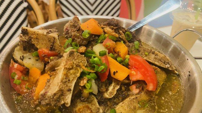 Yuk Cicipi Gurih dan Lezatnya Soto Iga Bakar di Bangi Cafe Pangkalpiang, Bikin Nagih - Bangkapos.com