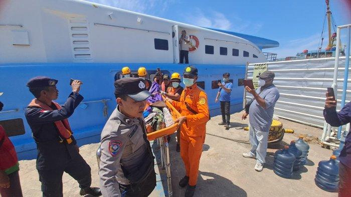 Tim SAR Basarnas Babel Evakuasi Penumpang KM Sakura Express yang Sesak ...