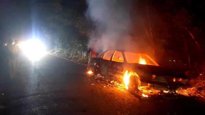 Diduga Korsleting Mobil Sedan Hangus Terbakar di Bangka Selatan - Bangkapos.com