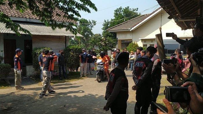 Suasana Rekonstruksi Kasus Mutilasi yang Menewaskan Redho, Warga Saksikan di Belakang Garis ...