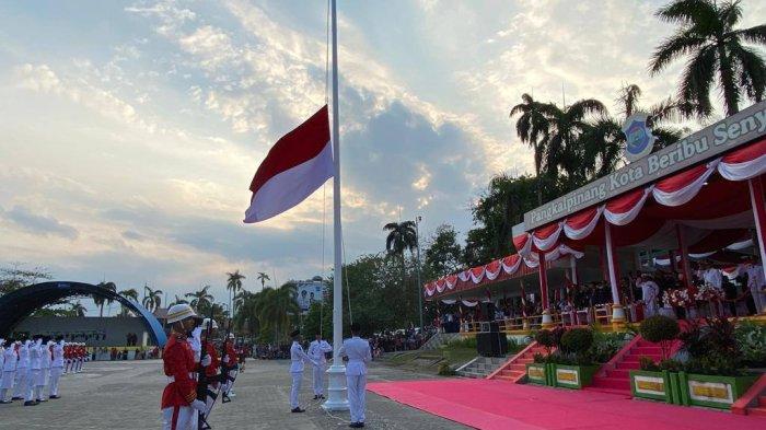 Upacara Penurunan Bendera Berlangsung Khidmat di Pangkalpinang, Wawako Puji Keberhasilan ...
