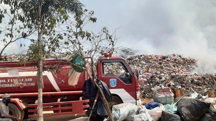 Petugas Sempat Bolak-balik Padamkan Kebakaran Sampah di TPA Gunung Sadai Belitung - Bangkapos.com