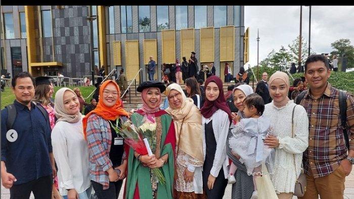 Masih Ingat Raeni yang Dulu Viral Wisuda Dianter Ayah Pakai Becak, Kini Sudah Bergelar Doktor ...
