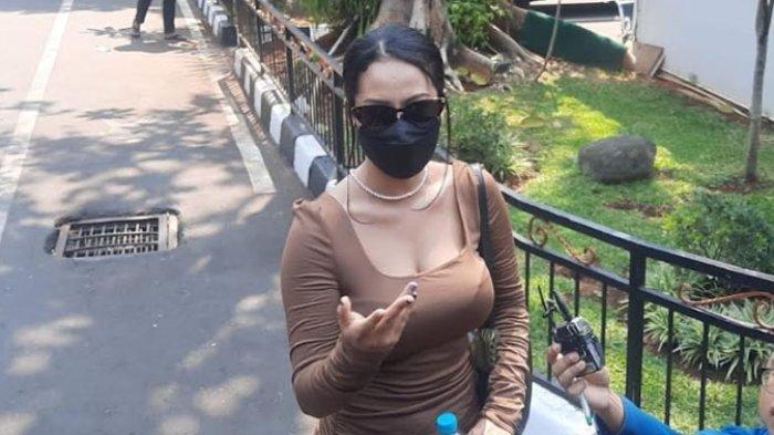 Penampilan Siskaeee Usai Diperiksa Polisi Terkait Kasus Film Dewasa, Gunakan Kaca Mata Hitam ...