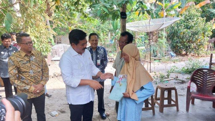 Menteri ATR/BPN Hadi Tjahjanto Serahkan 43 SHM Tanah Warga Kampung Rebo Bangka - Bangkapos.com