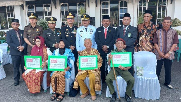Pj Bupati Bangka M Haris Santuni Veteran dan Istri Veteran - Bangkapos.com