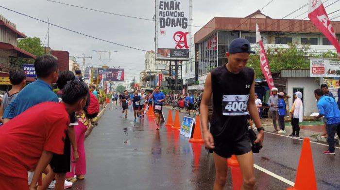 Antusias, Hujan Deras dan Pantang Menyerah Meriahkan Babel Run 2023 - Bangkapos.com