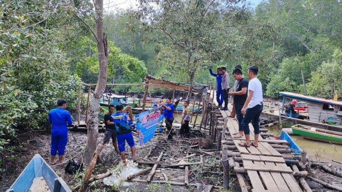 Polsek Mendo Barat dan Sat Polairud Pasang Plang Larangan Menambang di Hutan Mangrove Sembulan ...