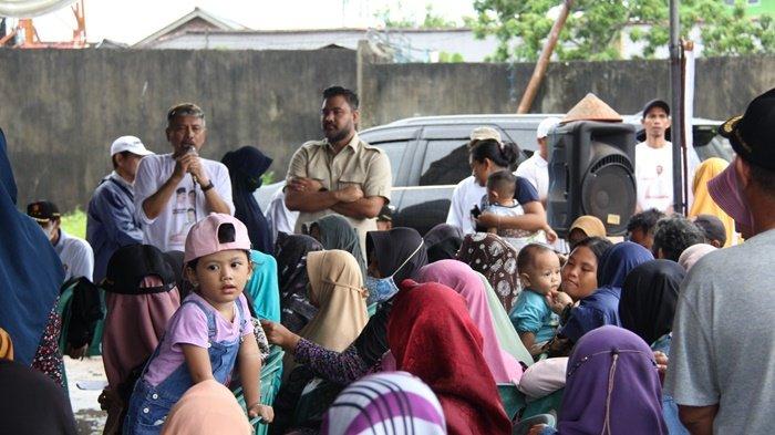 Cuaca Gerimis, Warga Tetap Datangi Pengobatan Gratis Dokter Adi Sucipto SpB - Bangkapos.com