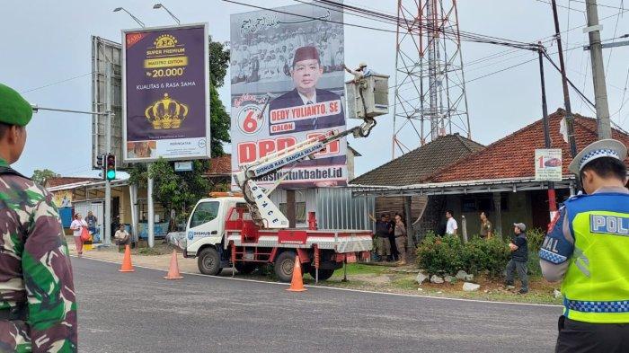 Puluhan Bendera Partai Ancam Keselamatan Pengendara di Merawang ... Puluhan Bendera Partai Ancam Keselamatan Pengendara di Merawang ...