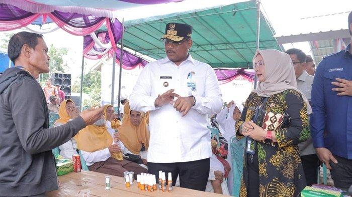 Pj Gubernur Babel Bantu Packing Produk Penyulingan Minyak Atsiri Desa ...