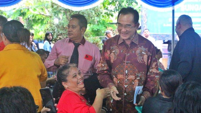 Rudianto Tjen Ajak Jemaat Saling Berbagi Kasih di Momen Natal 2023 - Bangkapos.com