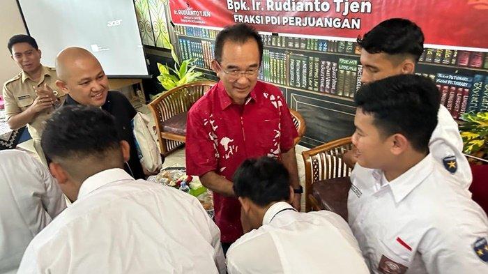 Siswi di SMAN 1 Manggar Ini Ternyata Ngefans dengan Rudianto Tjen - Bangkapos.com