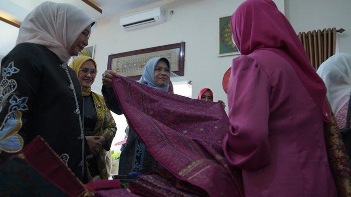 Pj Ketua Dekranasda Safriati Ajak DWP Adwil Borong Produk UMKM ... Pj Ketua Dekranasda Safriati Ajak DWP Adwil Borong Produk UMKM ...