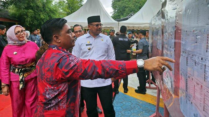 Pantau TPS Bersama Jajaran Forkominda, Pj Gubernur Safrizal Apresiasi Dekorasi Nuansa Melayu ...