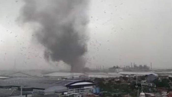 Viral Fenomena Angin Kencang di Rancaekek yang Ramai Disebut Tornado ... Viral Fenomena Angin Kencang di Rancaekek yang Ramai Disebut Tornado ...
