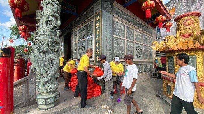Kelenteng Fuk Tet Che Bagikan 600 Paket Sembako untuk Masyarakat Sekitar yang Membutuhkan ...