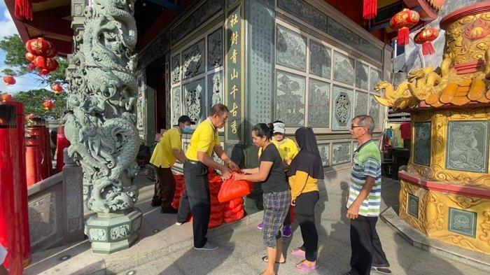 Kelenteng Fuk Tet Che Bagikan 600 Paket Sembako untuk Masyarakat Sekitar yang Membutuhkan ...