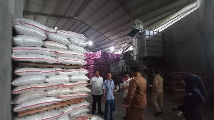 Gudang Distributor Beras di Bangka Pastikan Stok dan Harga Masih Stabil ...