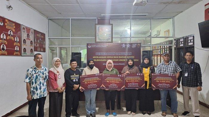 KPU Pangkalpinang Beri Santunan 3 Anggota KPPS dan 1 Petugas Ketertiban TPS yang Sakit ...