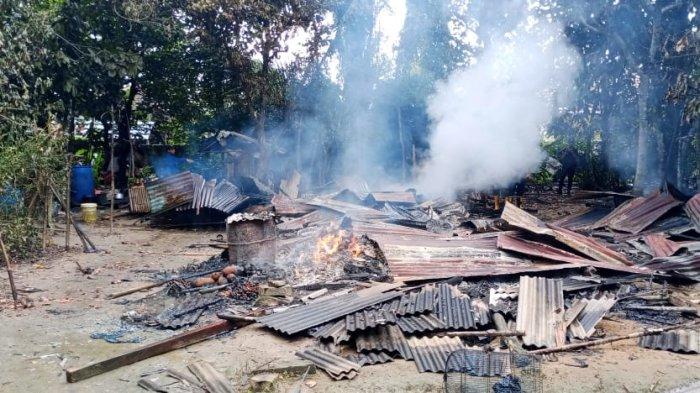 Nenek Sotna yang Rumahnya Terbakar di Desa Terak Terima Bantuan Makanan ...