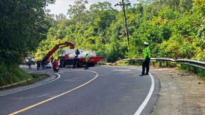 BREAKING NEWS: Truk Pengangkut Timah Melintang di Jalan, Lalin Manggar-Tanjungpandan Sempat ...