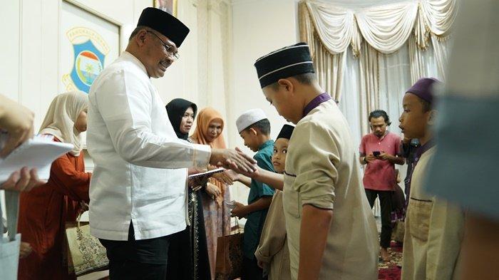 Bahagiakan Anak Yatim di Ramadhan, Pj Gubernur Babel Safrizal Berikan Santunan untuk 100 Anak ...