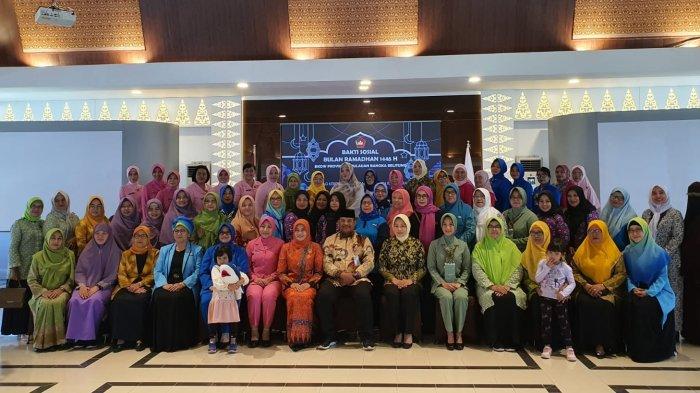 Berbagi Keberkahan di Bulan Suci Ramadhan, BKOW Babel Bagikan Sembako dan Santunan - Bangkapos.com