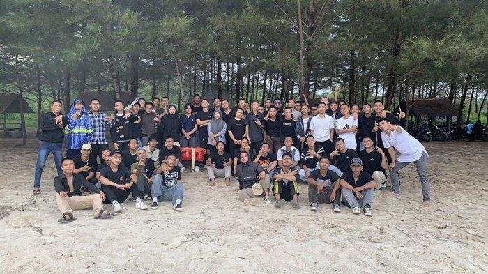 Mahasiswa Teknik Mesin UBB Gotong Royong Membersihkan Pantai Temberan ...