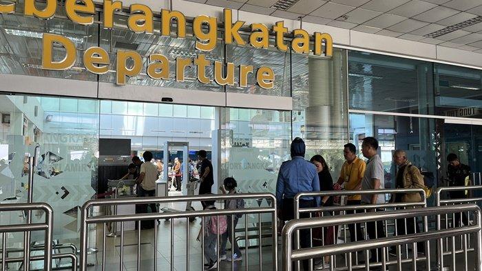 Bandara Depati Amir Pangkalpinang Dipadati Pemudik H-2 Lebaran, Diprediksi Penumpang 5.500 Orang ...