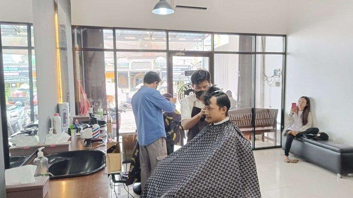 Jelang Lebaran, Jasa Pangkas Rambut di Pangkalpinang ini Kebanjiran ...