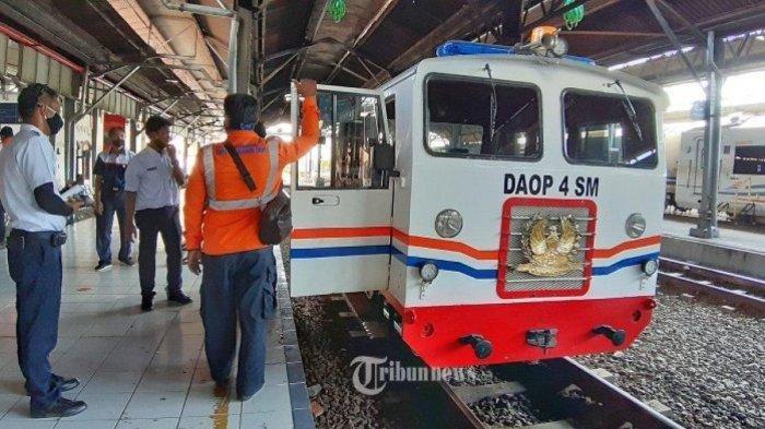 Sosok Achmad Sekuriti KAI Viral Kembalikan Tas LV Penumpang, Isi Emas Hingga Uang Total Rp510 ...