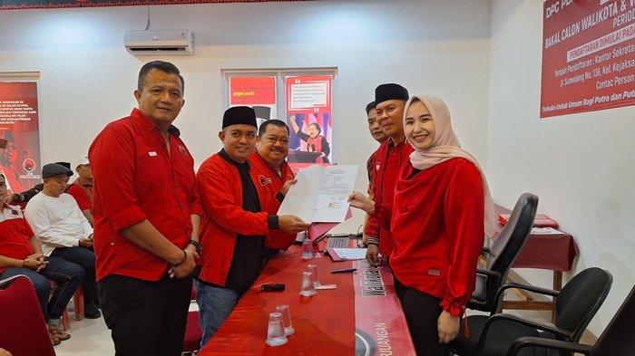 Maulan Aklil Kembalikan Berkas Pencalonan Wali Kota, Optimis Kembali Dapatkan Rekomendasi PDIP ...