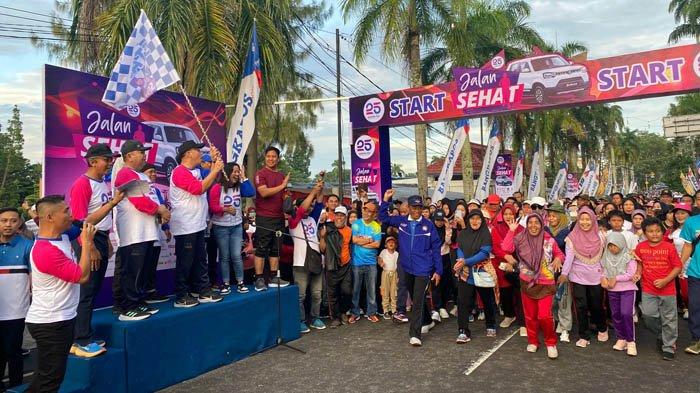 Sekda Pangkalpinang Kibarkan Bendera Start, Ribuan Warga Babel Ikut Jalan Sehat HUT Ke-25 Bangka ...