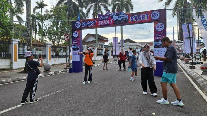 Selesaikan Rute Jalan Sehat Bangka Pos, Masyarakat Antusias Berfoto di ...