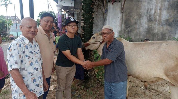 PT Duta Putra Lexindo Serahkan Satu Ekor Sapi ke Masjid Al-Khosiun Kota ...
