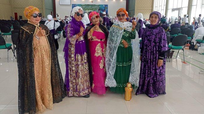 Tampil Glamor Lima Jemaah Haji Ini Kenakan Jubah Haji Khas Bugis ...