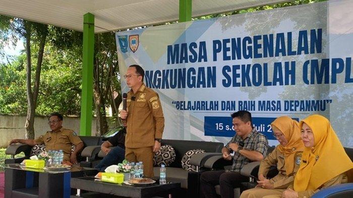 Algafry Ajak Siswa SMPN 1 Koba Raih Masa Depan: Belajarlah, Peroleh Ilmu dan Miliki Akhlak yang ...