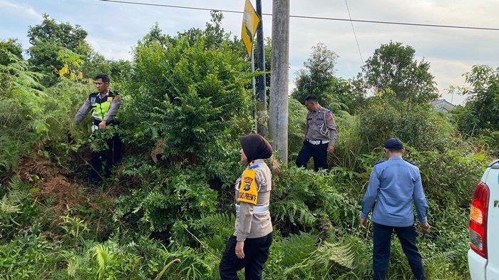 Personel Satlantas Polres Babar Lakukan Bersih-bersih Rambu Lalu Lintas ...