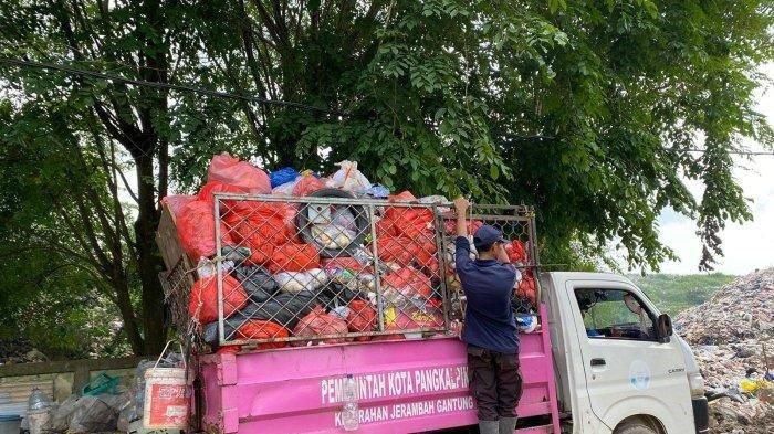 Mobil 'Pink' di Pangkalpinang ini Solusi Efektif Pengelolaan Sampah ...