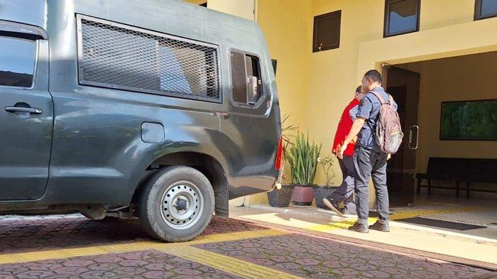 Terdakwa Ichwan dan Alwin Tiba di PN Pangkalpinang, Istri Ichwan ...