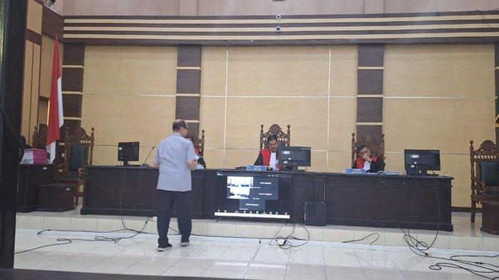 Ichwan Azwardi Sempat Menangis Tersedu-sedu Bacakan Pledoi - Bangkapos.com