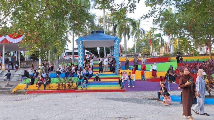 Masyarakat Antusias Menyaksikan Upacara Penurunan Bendera di ATM ...