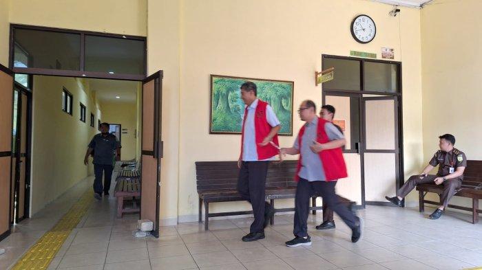 Kondisi Tangan Diborgol, Alwin Albar dan Ichwan Azwardi Tiba di ...