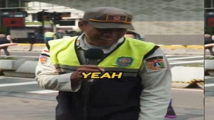 Inilah Sosok Satpol PP yang Mahir Pakai Bahasa Inggris, Kini Dapat ...