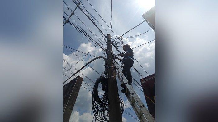 PLN Icon Plus SBU Sumbagsel Lakukan Penataan Kabel pada Program P3AK November - Bangkapos.com