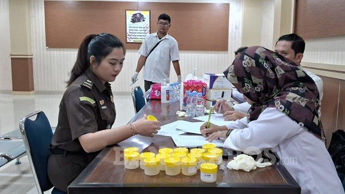 Cegah Penyalahgunaan Narkotika, Kejari Basel Gelar Tes Urine Mendadak ... Cegah Penyalahgunaan Narkotika, Kejari Basel Gelar Tes Urine Mendadak ...