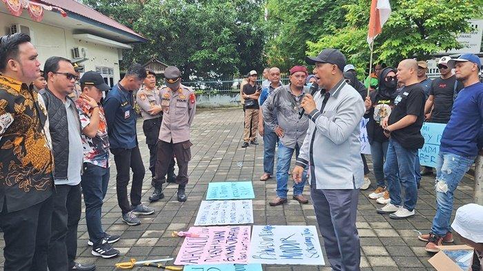 Puluhan Orang Gelar Aksi Damai di Halaman Kantor Bawaslu Kota Pangkalpinang - Bangkapos.com