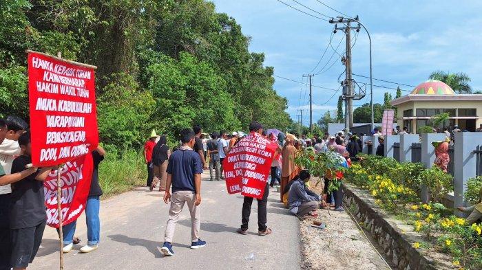 Breaking News: Warga Batu Beriga Unjuk Rasa di Pengadilan Negeri Koba ...